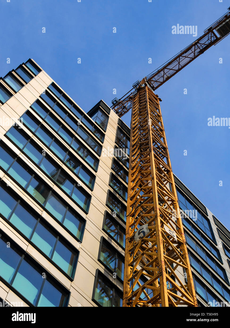 Crane lift hi-res stock photography and images - Alamy