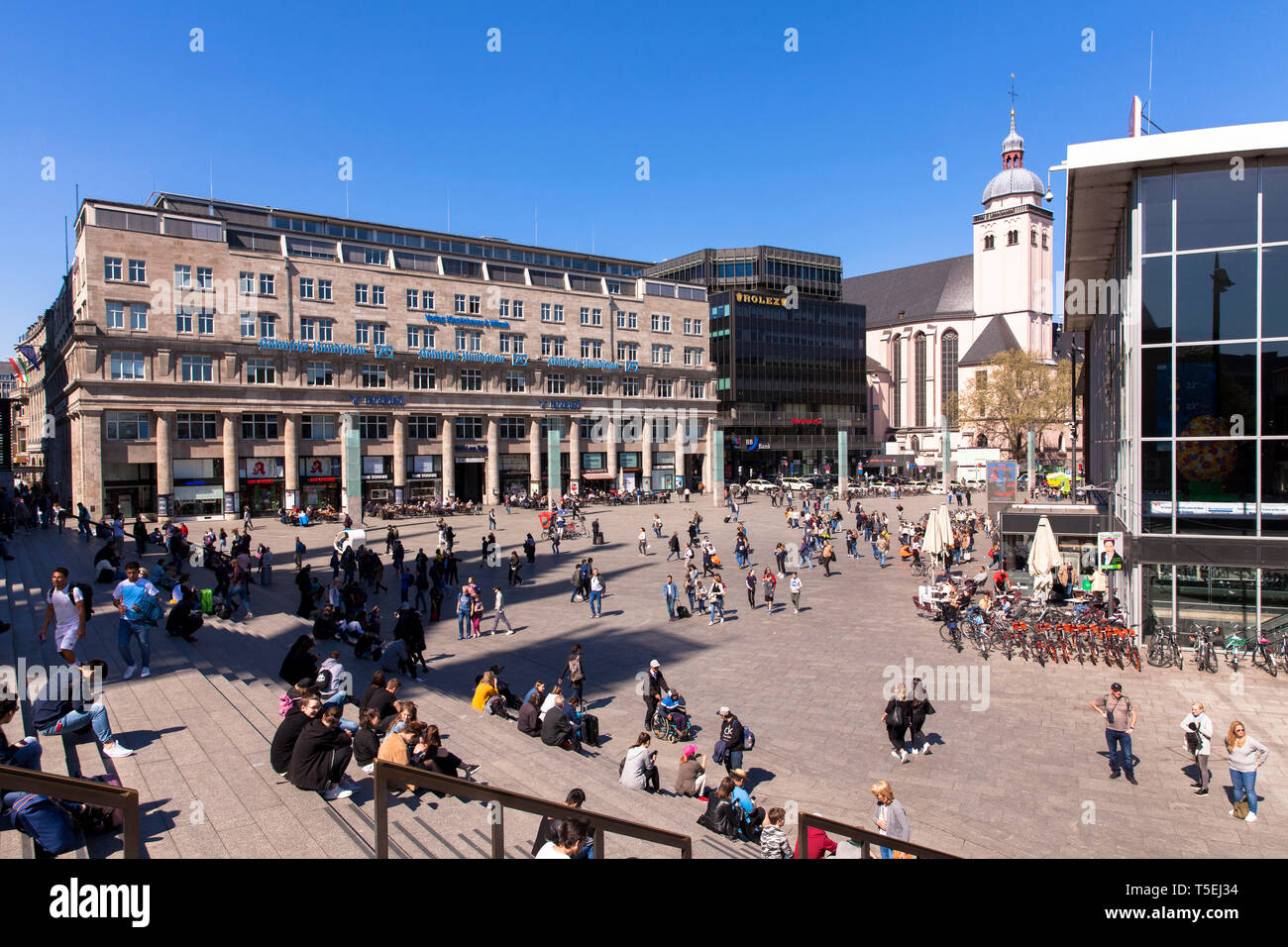 Germany, Cologne, the square in front of the main station ...