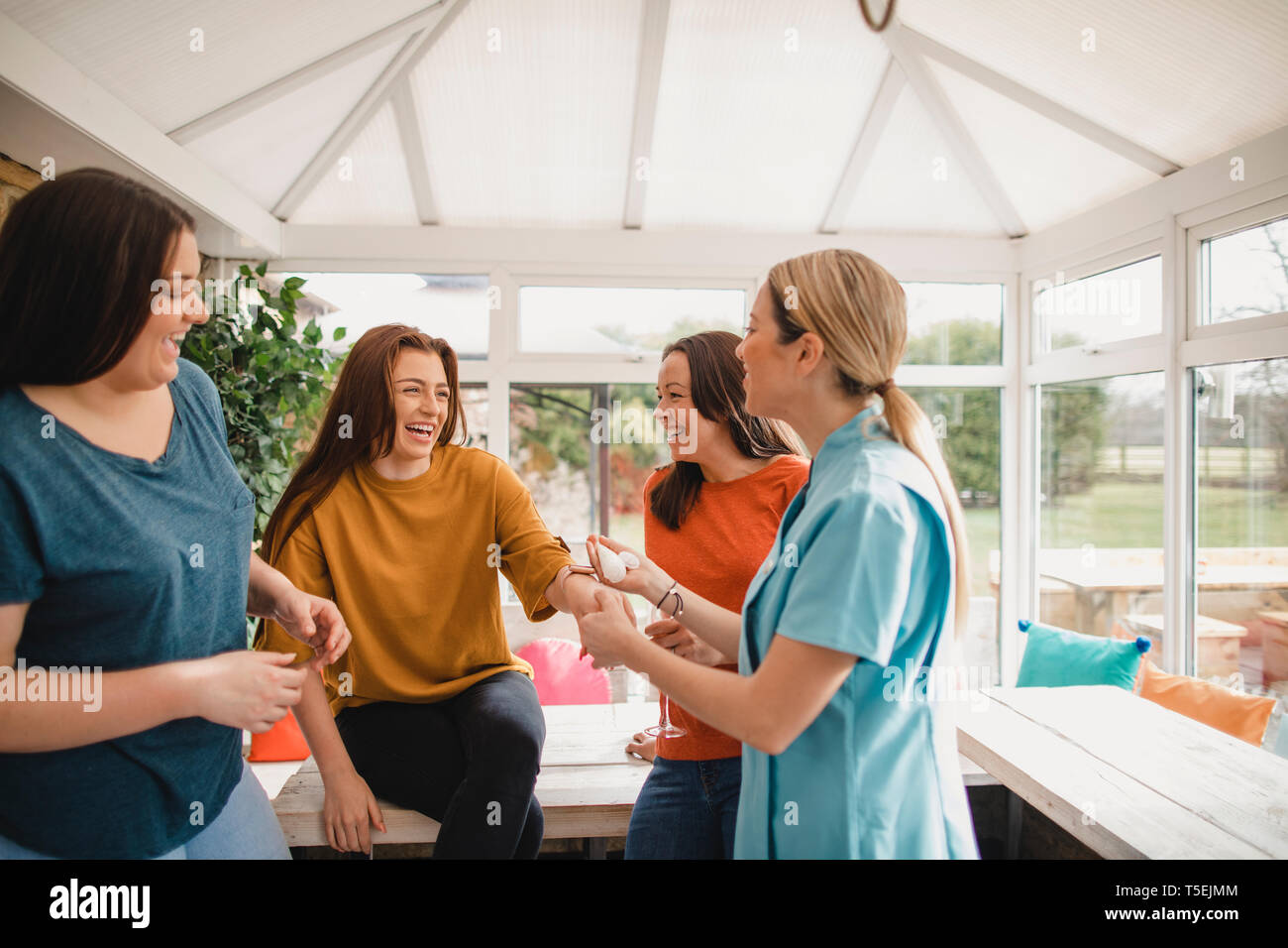 Uniform girls shopping hi-res stock photography and images - Alamy