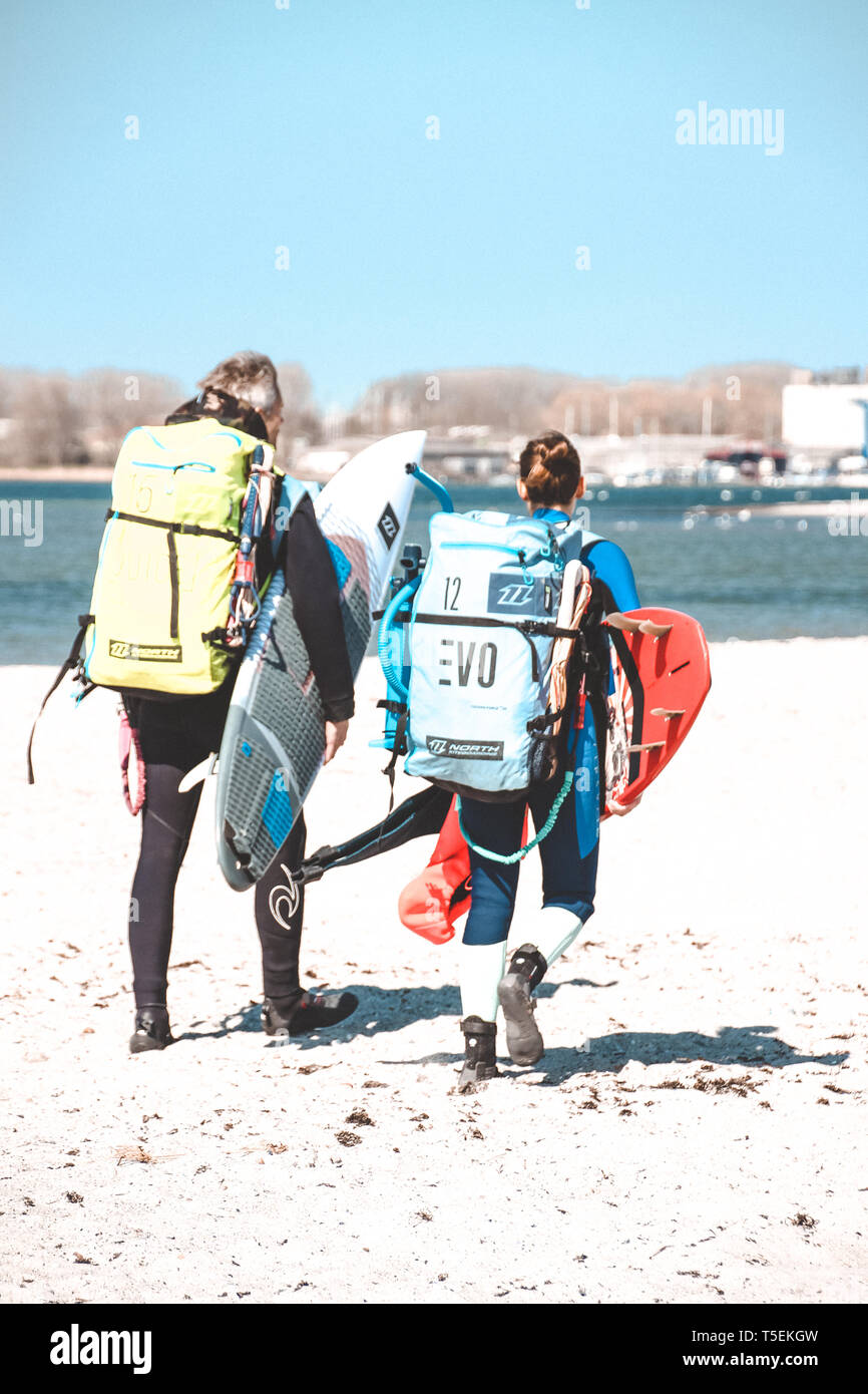 Zwei surfer am strand hi-res stock photography and images - Alamy