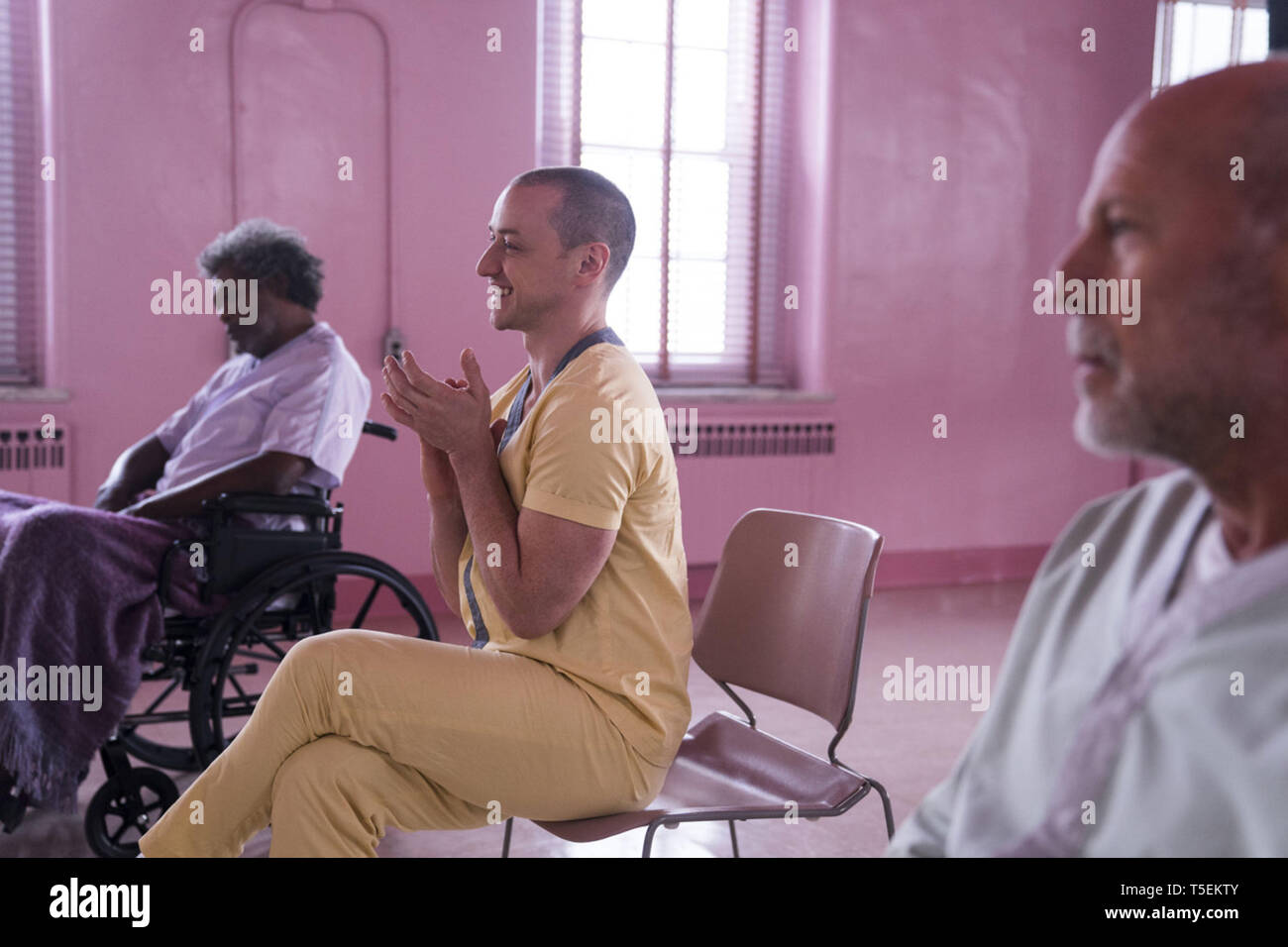 GLASS (2019) SAMUEL L JACKSON JAMES MCAVOY BRUCE WILLIS M NIGHT ...