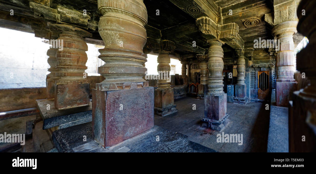 Mandapa and ornamented Pillars of temple Stock Photo - Alamy