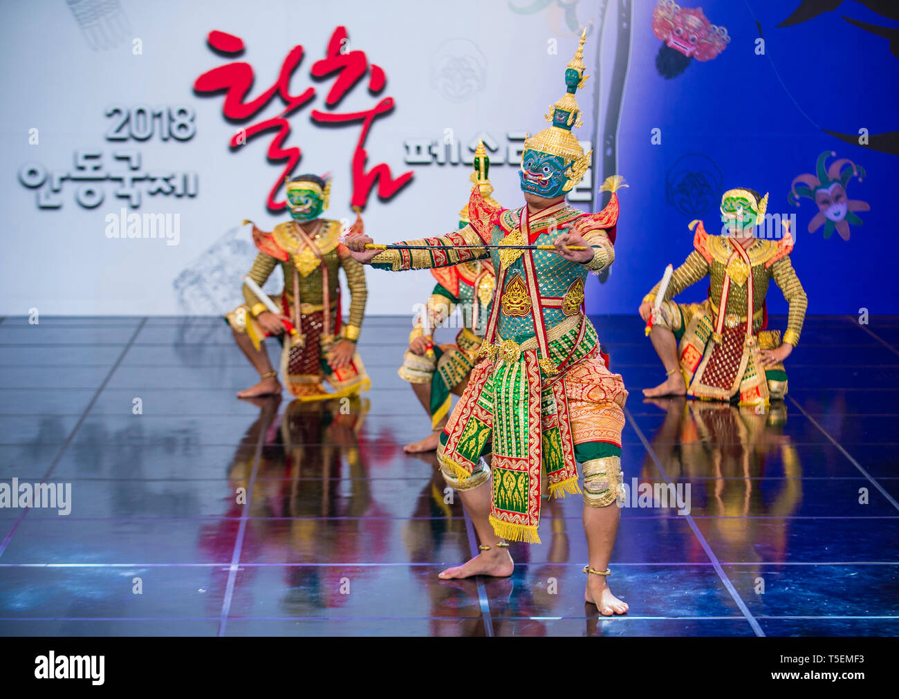 Thai dancers performing the traditinal Thai Khon dance at the Mask ...