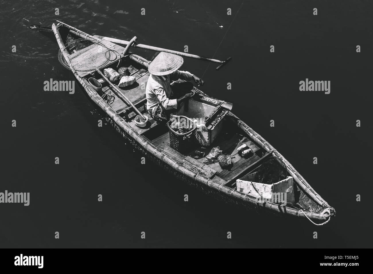Aerial view of fisherman on circle boat with straw hat "Non la" in Lang ...