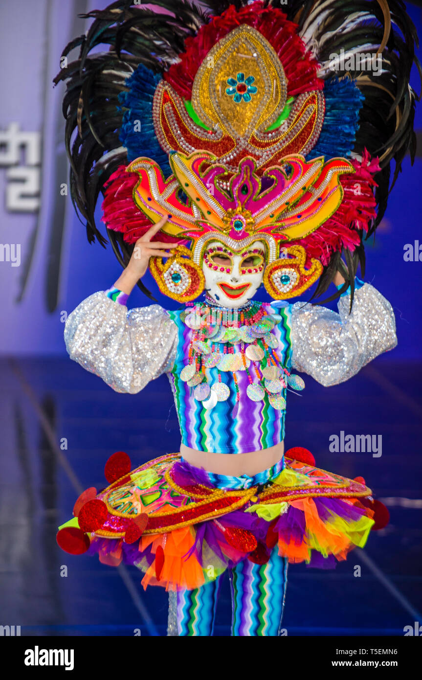 Traditional filipino folk dance hi-res stock photography and images - Alamy