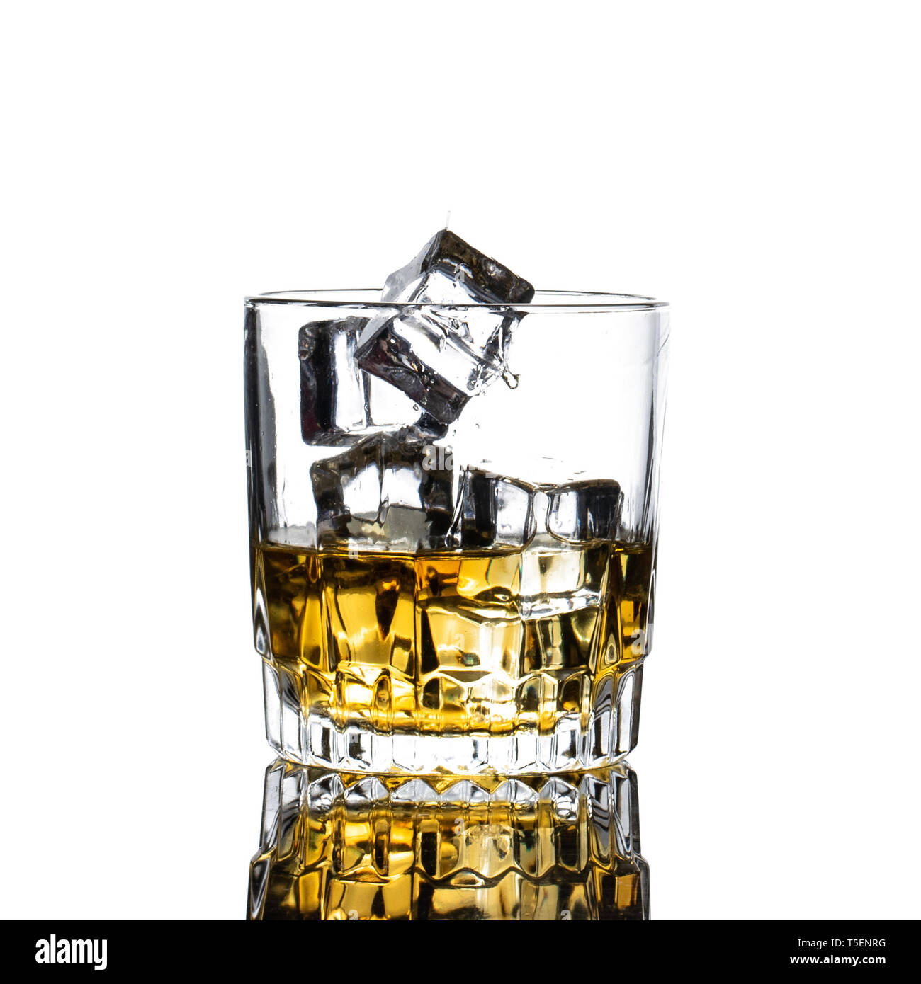 Glass whiskey falling ice cubes hi-res stock photography and images - Alamy