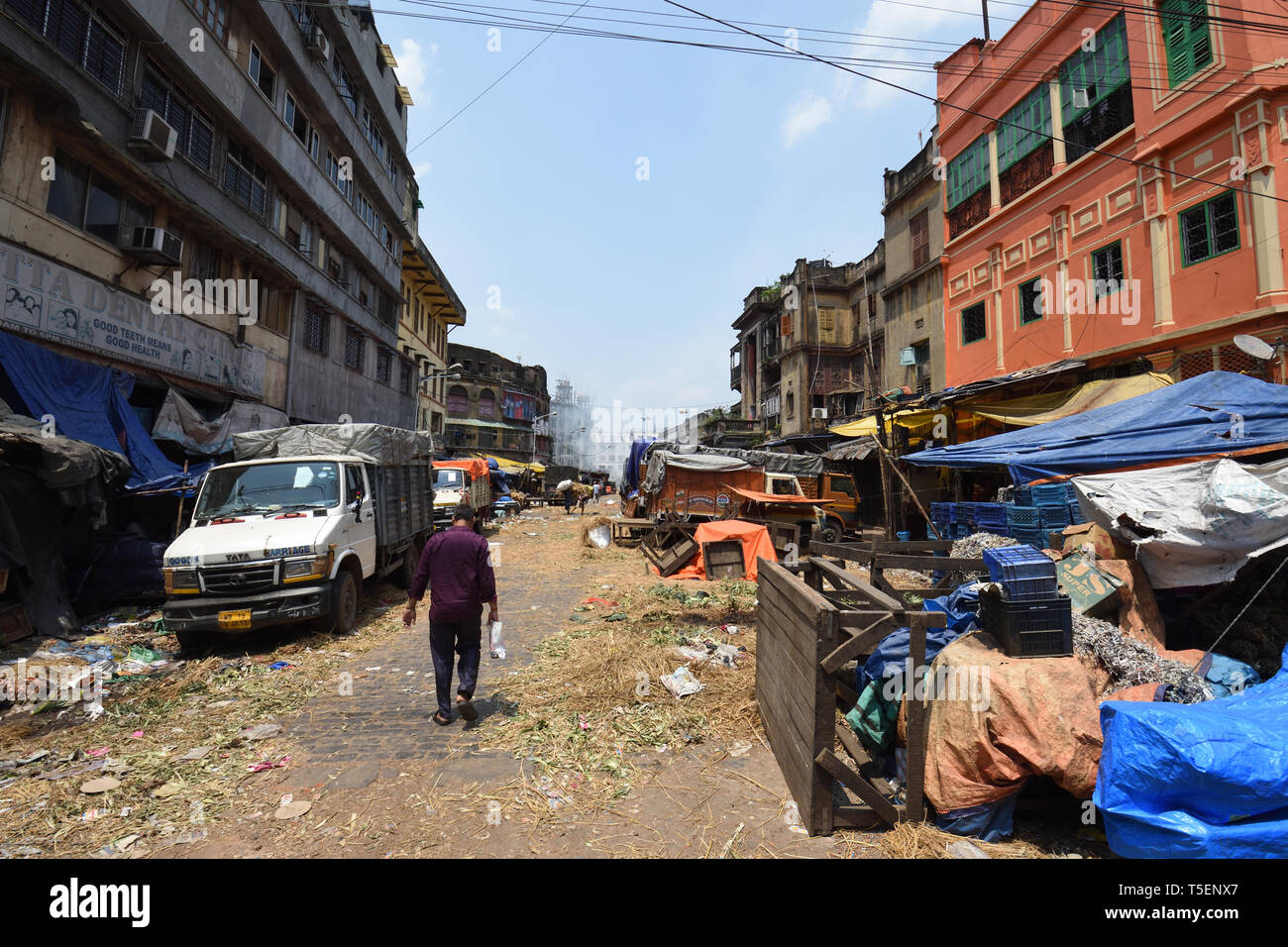 Wholesale fruit market kolkata west hi-res stock photography and images - Alamy
