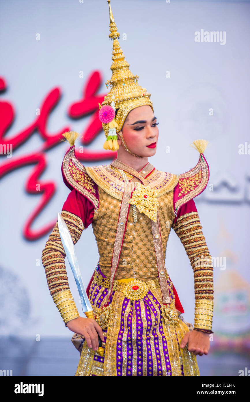 Thai dancer performing the traditinal Thai Khon dance at the Mask dance ...