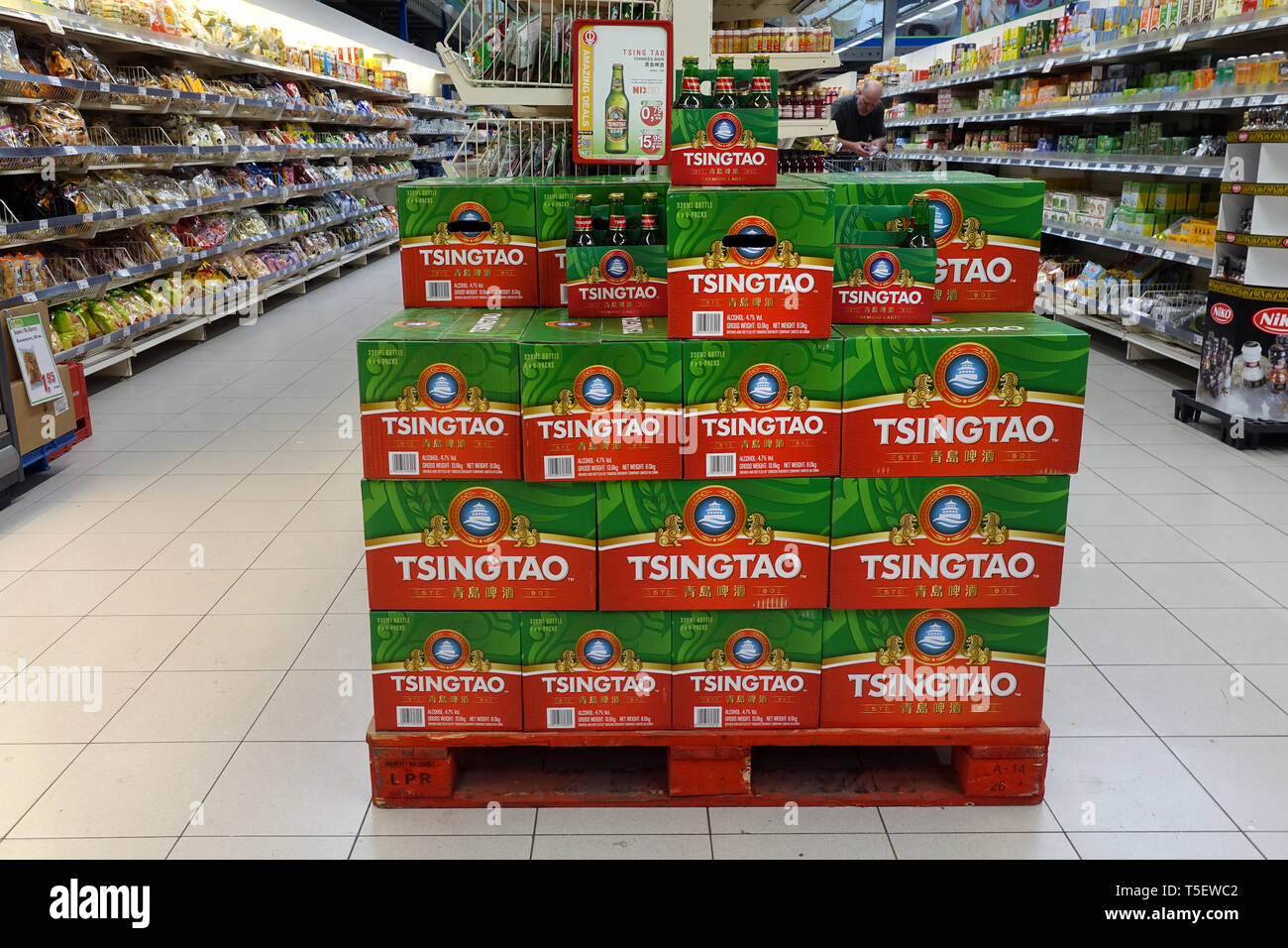 Grocery store beer hi-res stock photography and images - Alamy