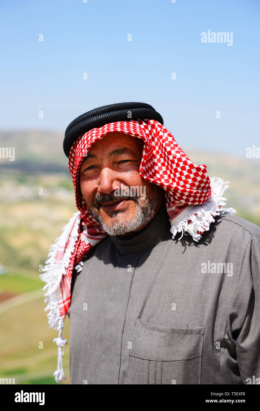 Portrait of a Jordanian man wearing a traditional Kuffiya Stock Photo ...