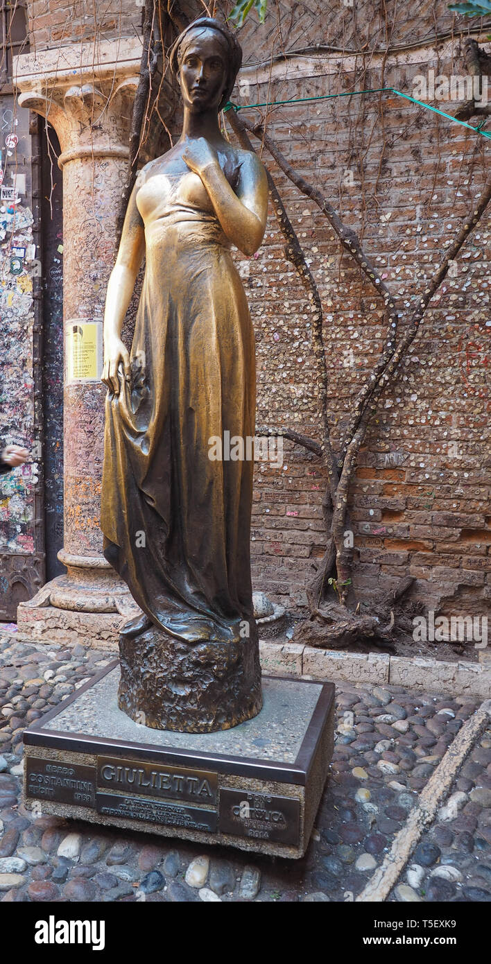VERONA, ITALY - CIRCA MARCH 2019: Statue of Juliet Capulet (Giulietta ...