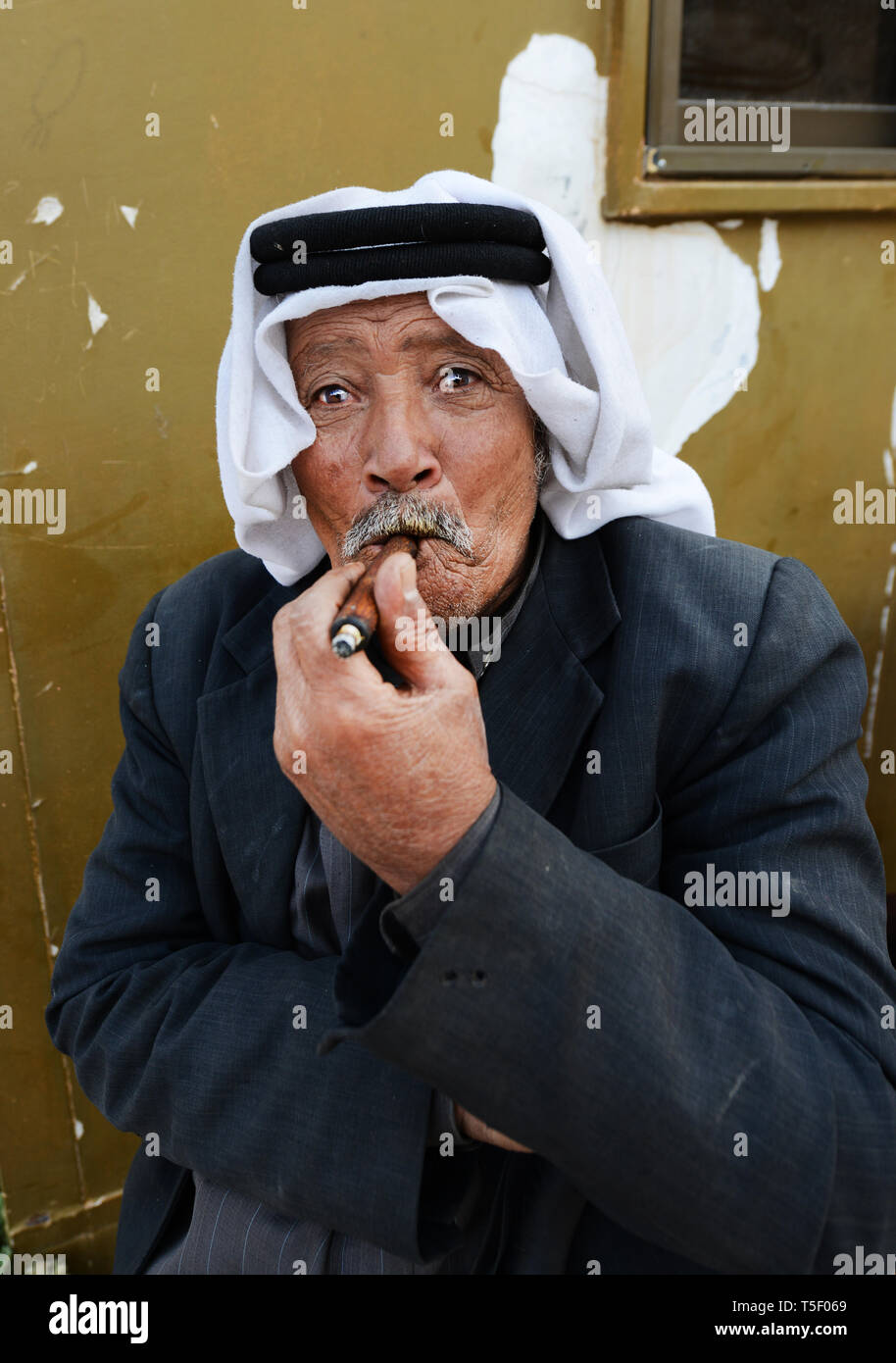 Arab man in petra jordan hi-res stock photography and images - Alamy