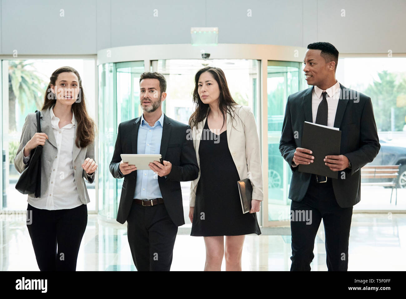 Business people walking hotel lobby hi-res stock photography and images ...