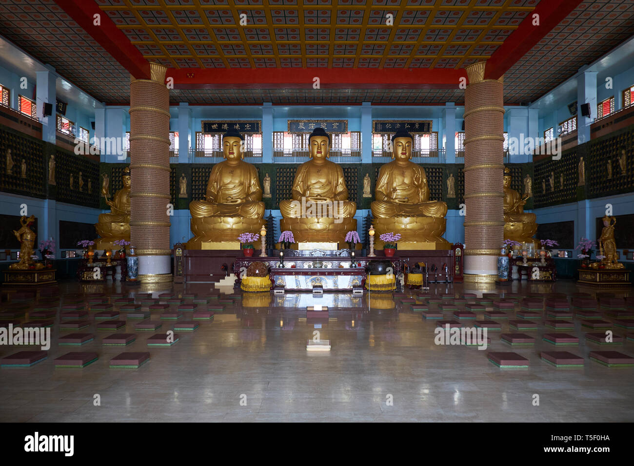 Inside the main Ceremonial Hall at the giant Yuanheng Chinese templel ...