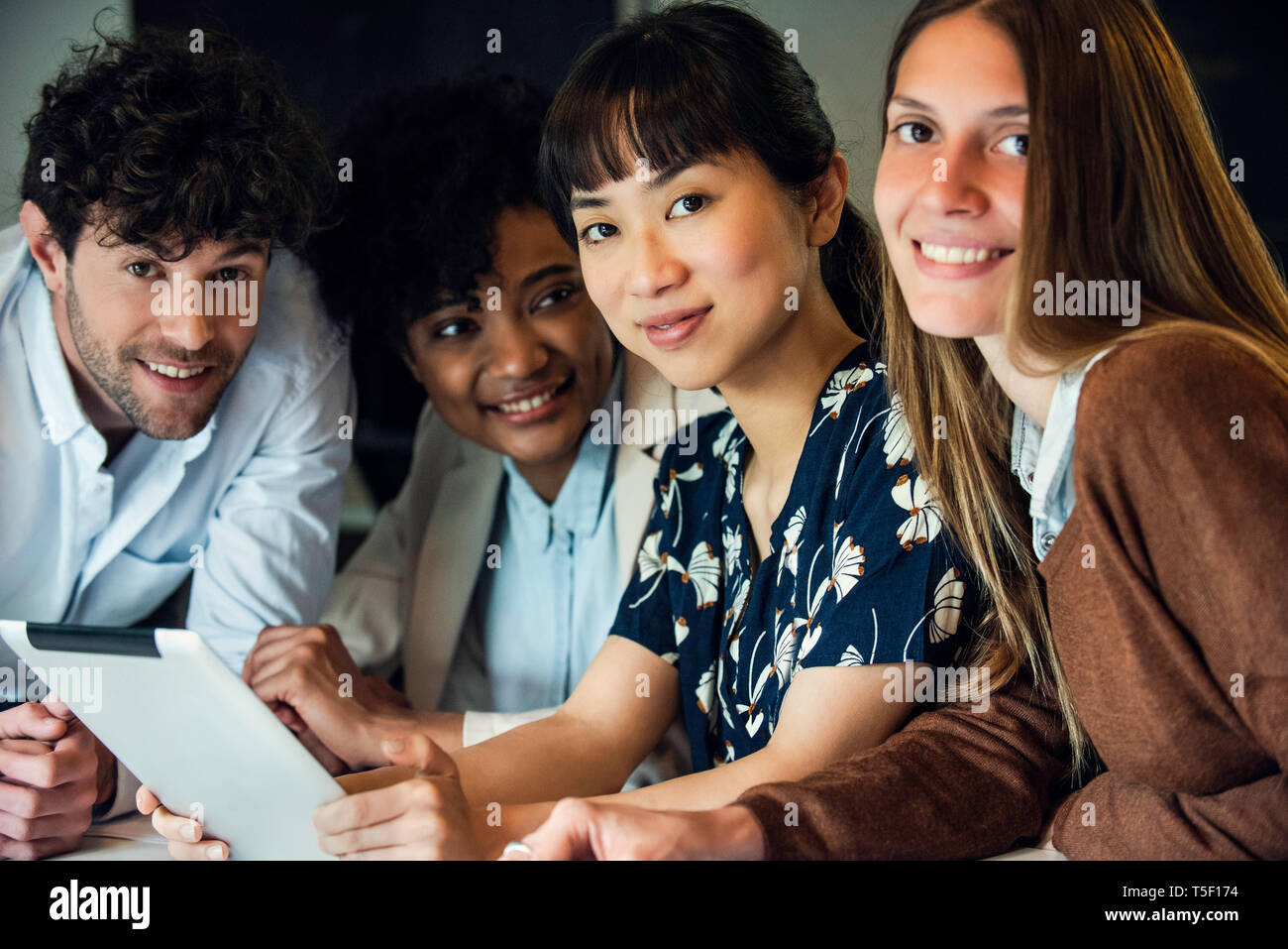 Four people sitting computer hi-res stock photography and images - Alamy