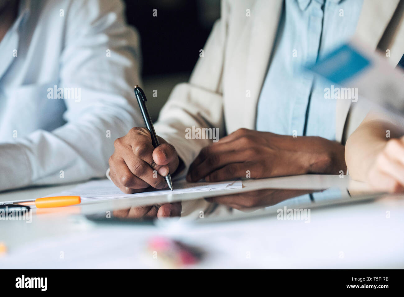 Signing document close up hi-res stock photography and images - Alamy