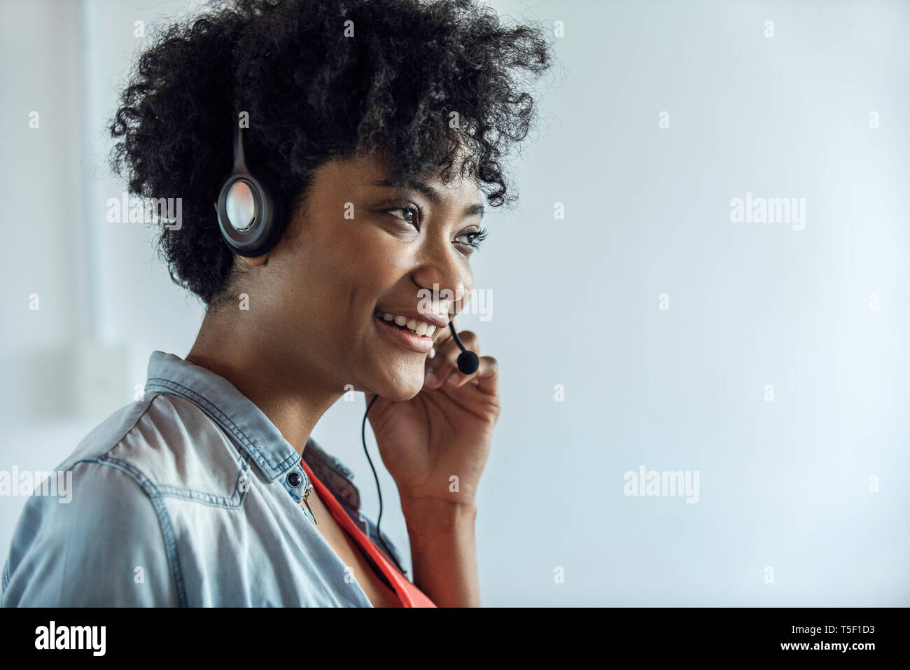 Person wearing headset hi-res stock photography and images - Alamy