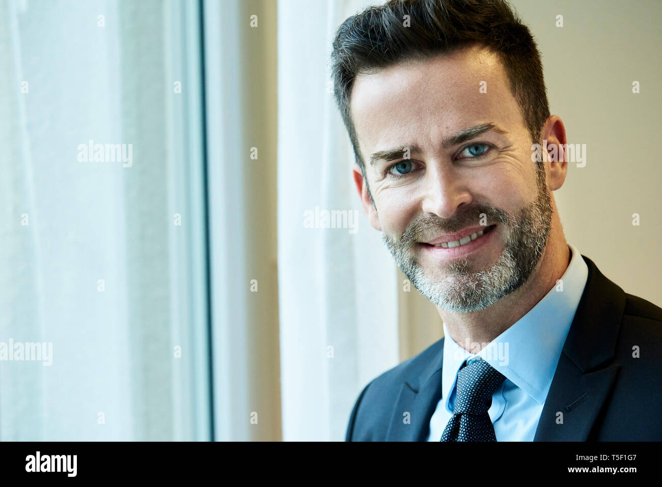 Shirt and tie standing smiling hi-res stock photography and images - Alamy