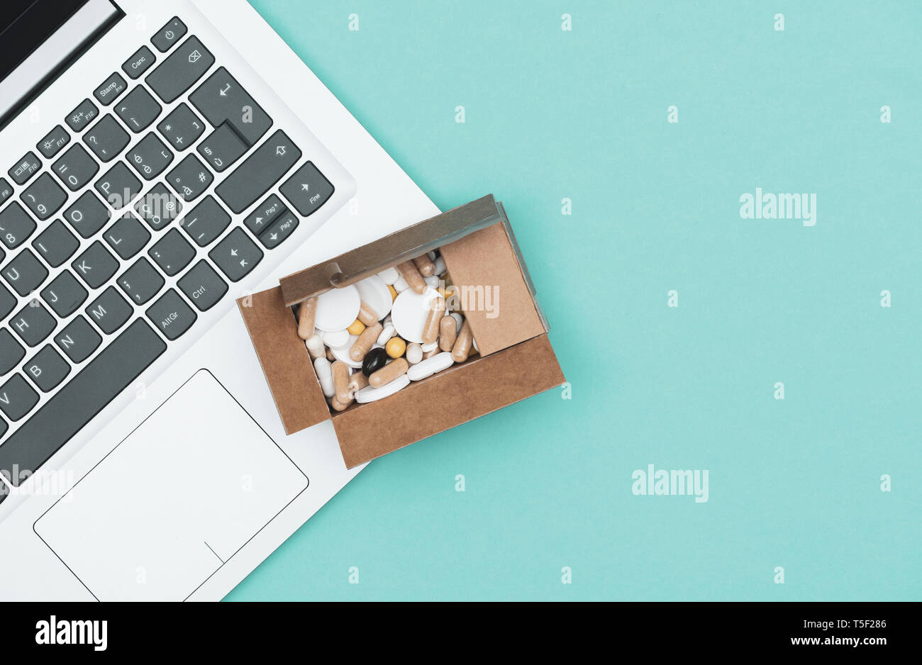 Laptop online abuse hi-res stock photography and images - Alamy