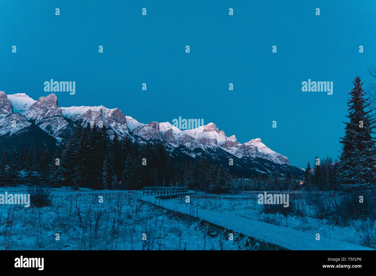 The three sisters mountain peaks at sunrise hi-res stock photography ...