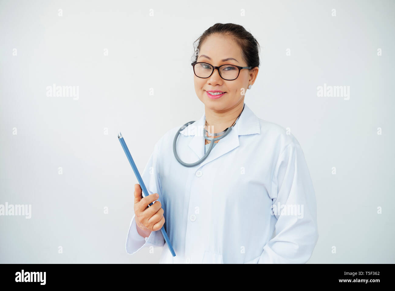Doctor with folder hi-res stock photography and images - Alamy