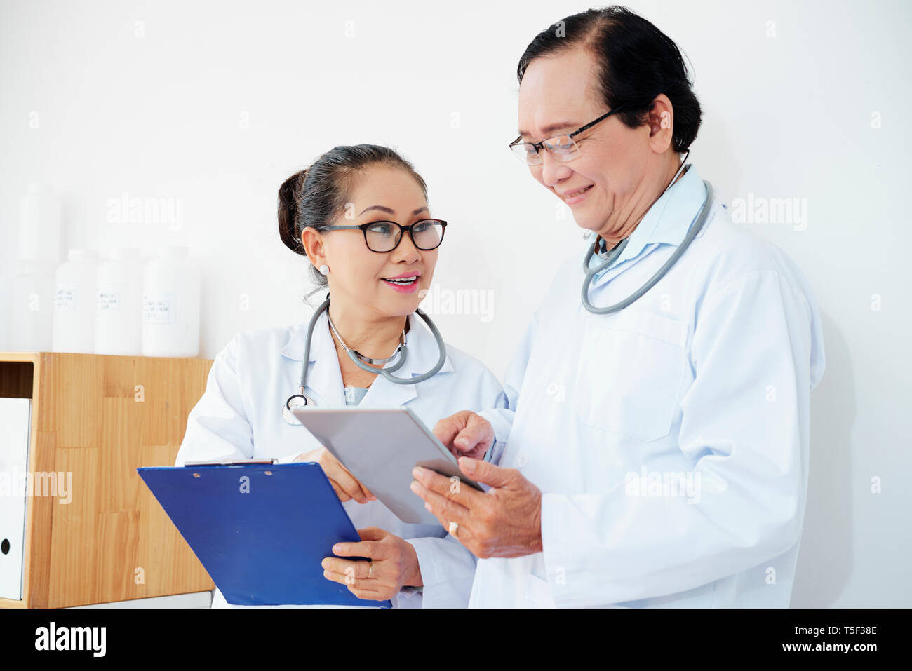 Doctors discussing interesting case Stock Photo - Alamy