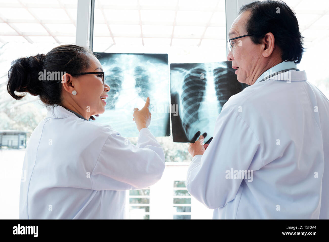 Doctor explaining x ray results hi-res stock photography and images - Alamy