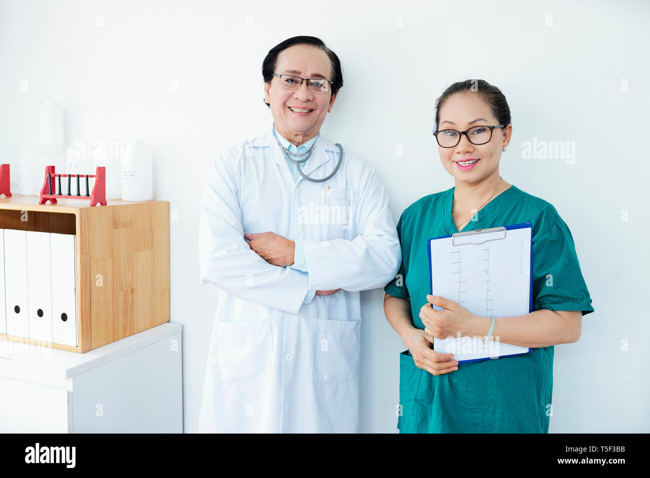 Cardiologist senior hi-res stock photography and images - Alamy