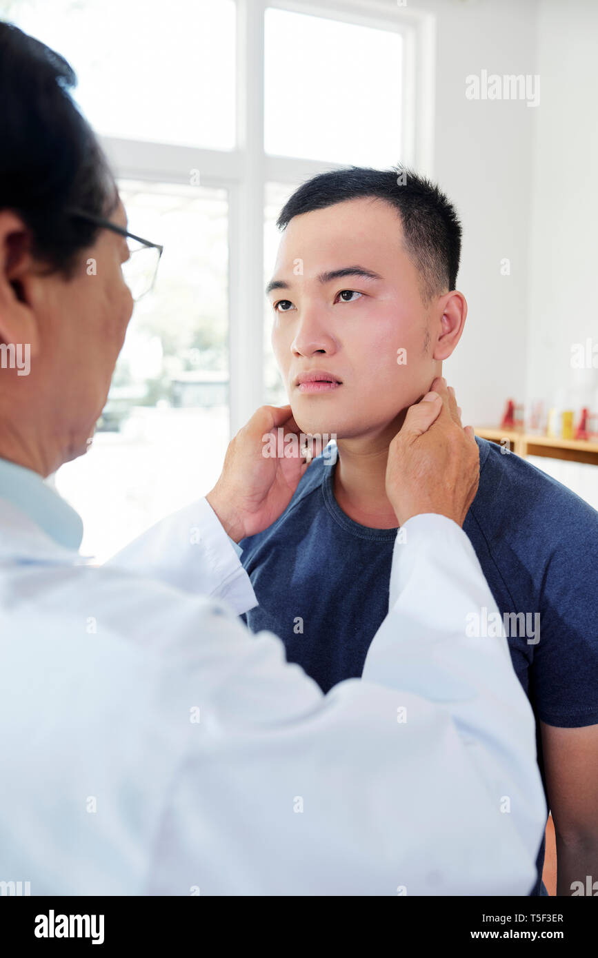 Doctor checking tonsils Stock Photo - Alamy