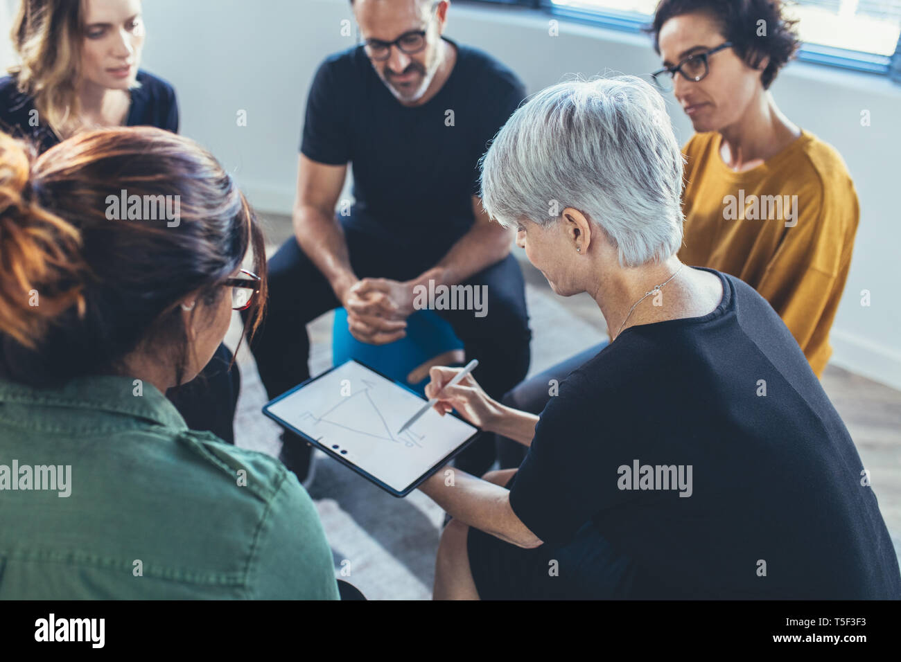 Staff working together hi-res stock photography and images - Alamy