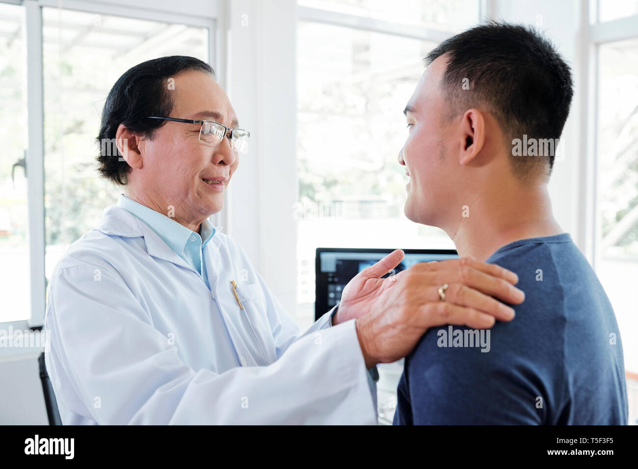 Doctor talking to patient Stock Photo - Alamy
