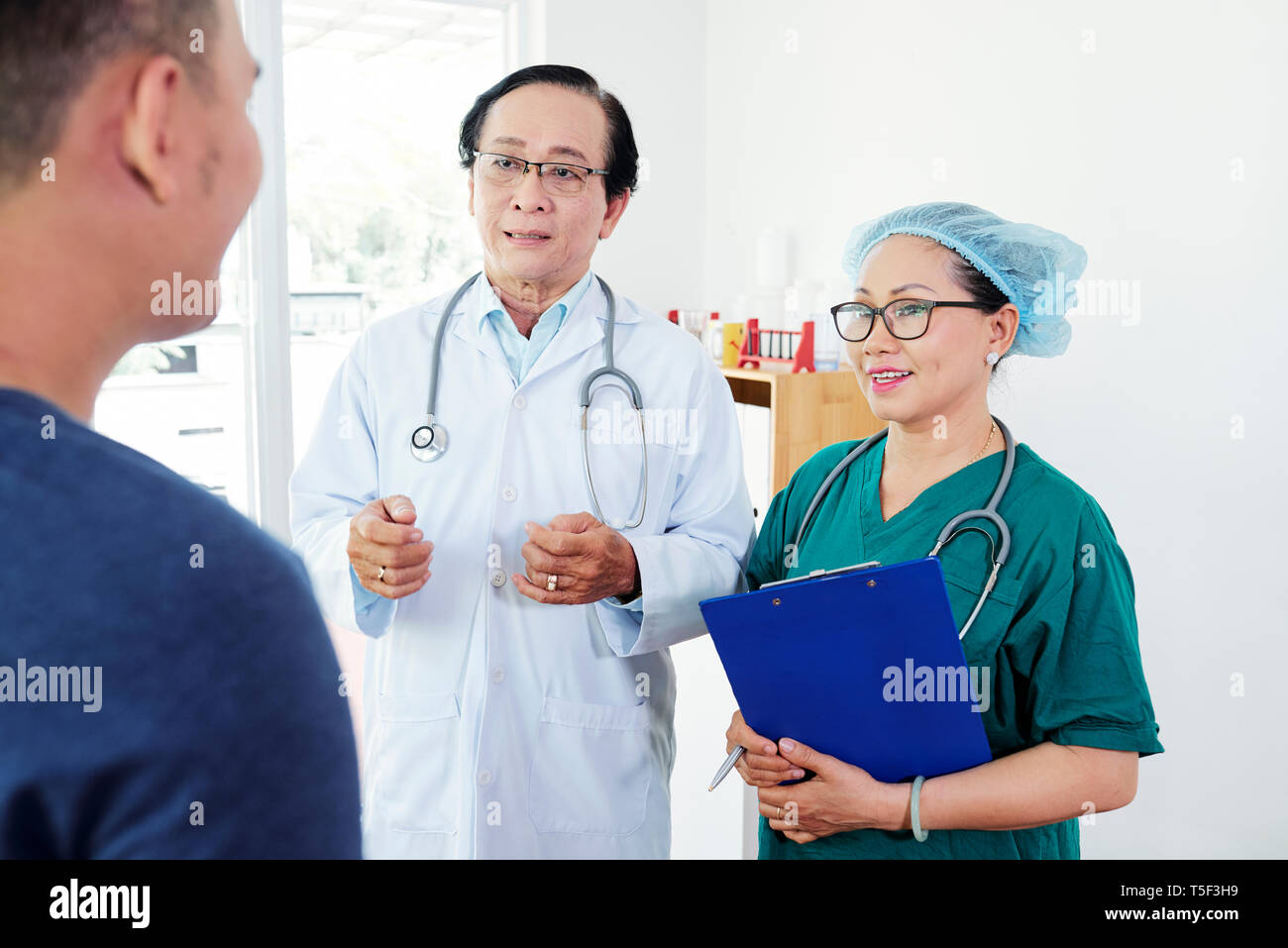 Healthcare workers talking hi-res stock photography and images - Alamy