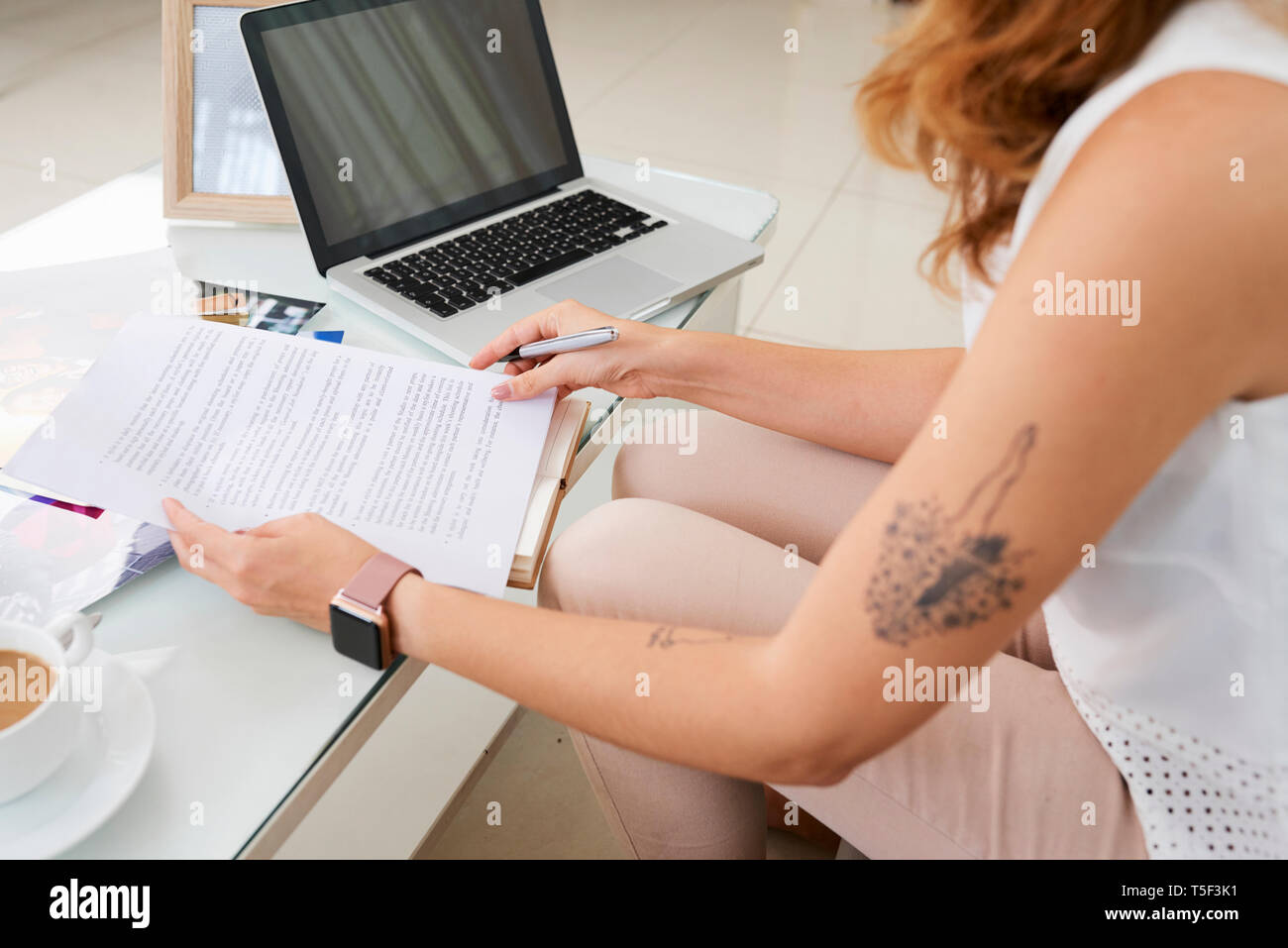 Woman desk signing documents hi-res stock photography and images - Alamy