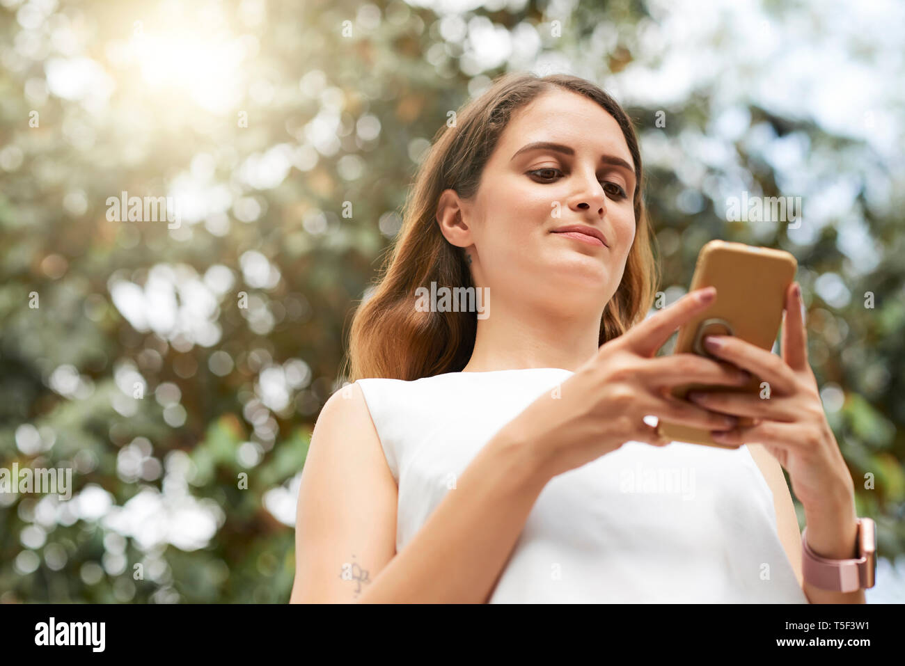 Woman reading texting hi-res stock photography and images - Alamy
