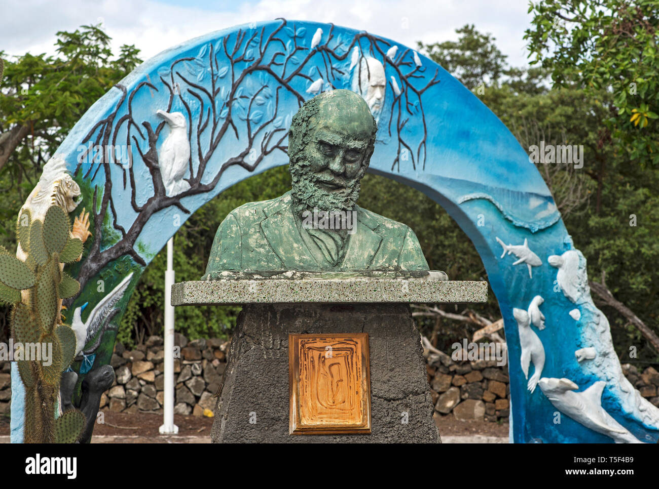 Bronze bust of Charles Darwin by Gabriel Navas Vinelli, Puerto Ayora ...
