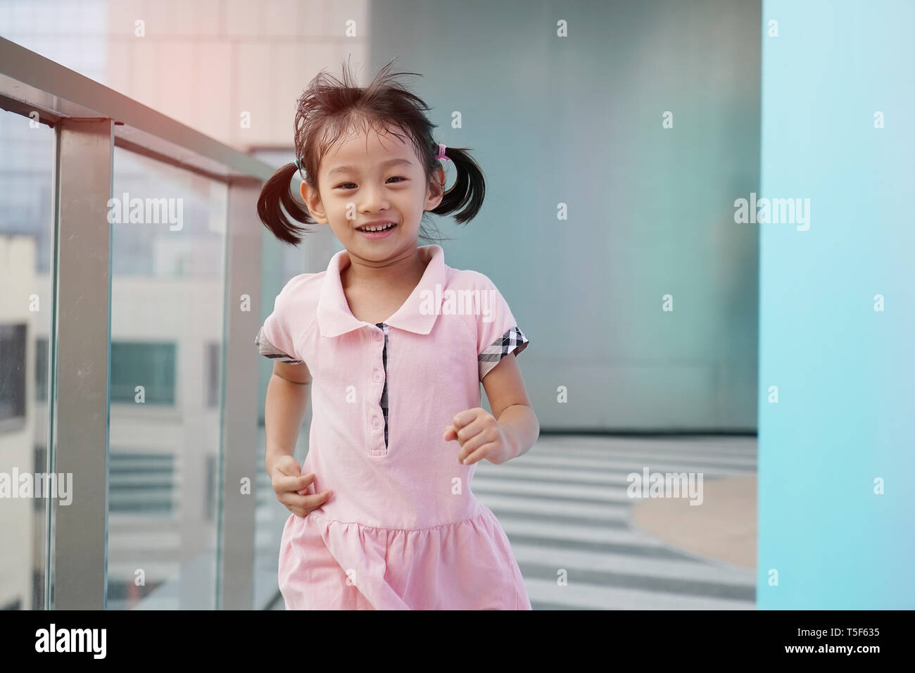 Children running school building hi-res stock photography and images ...