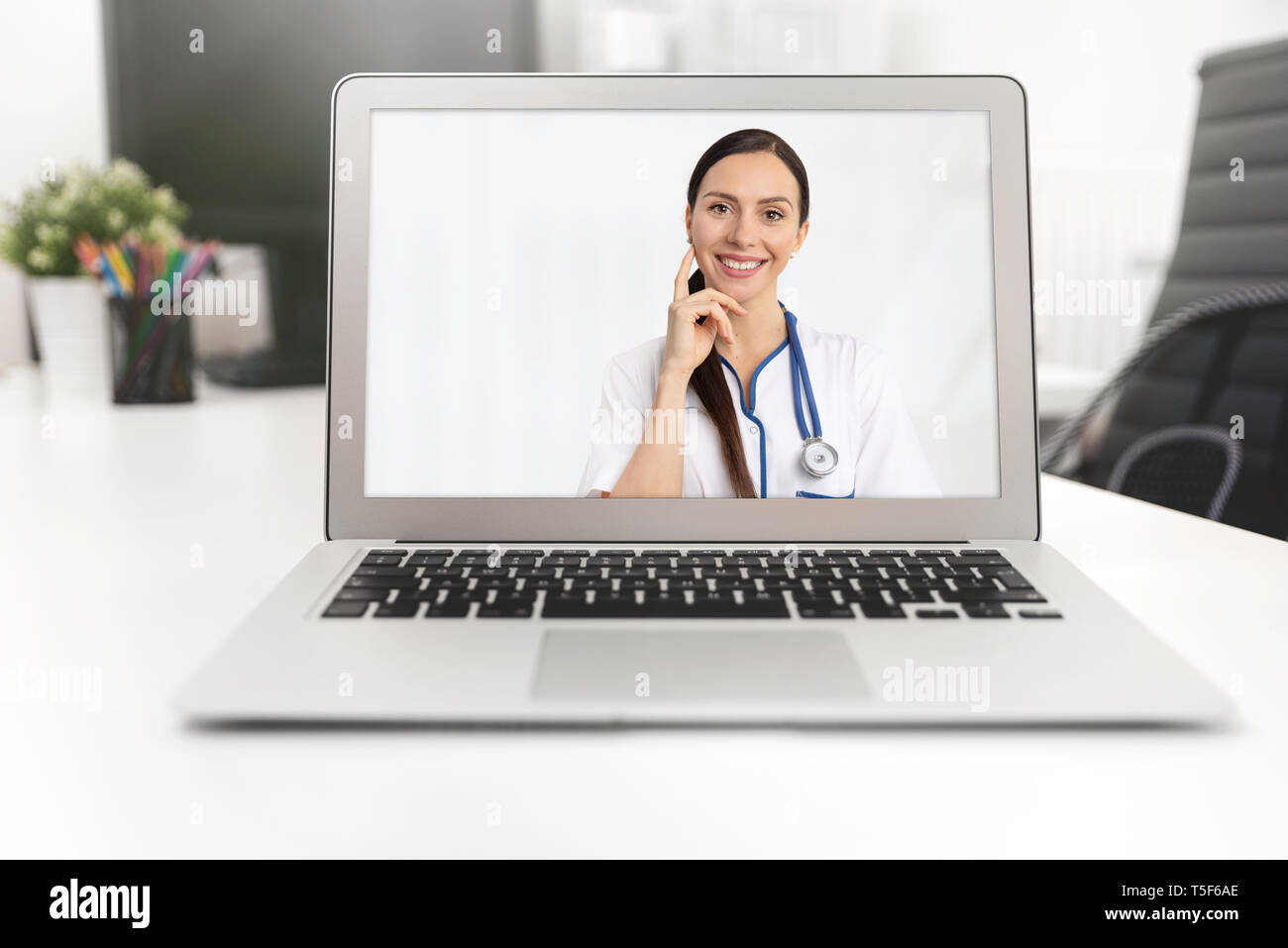 Doctor workspace hi-res stock photography and images - Alamy