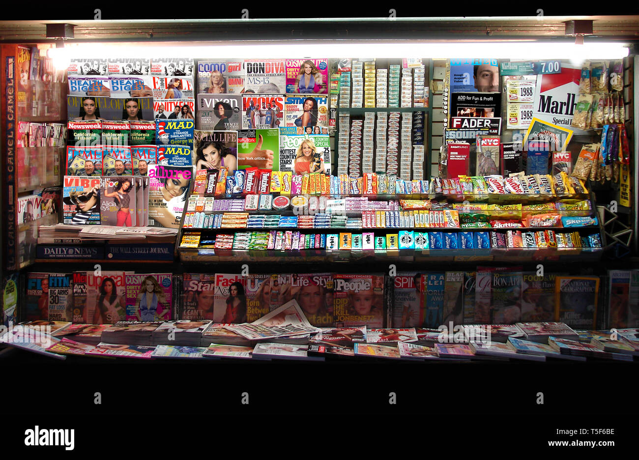 Newsstand hi-res stock photography and images - Alamy