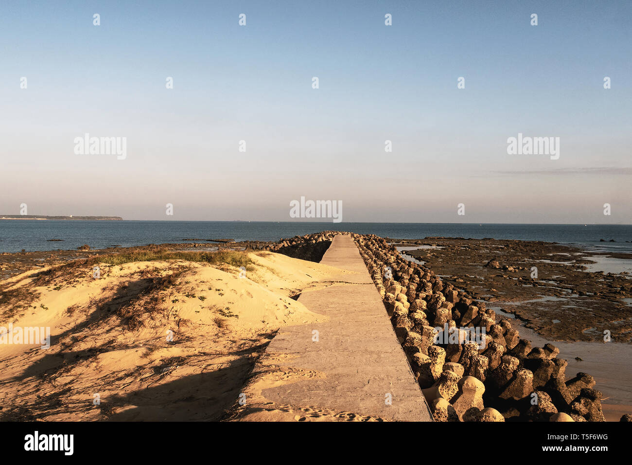 Jetty ocean hi-res stock photography and images - Alamy