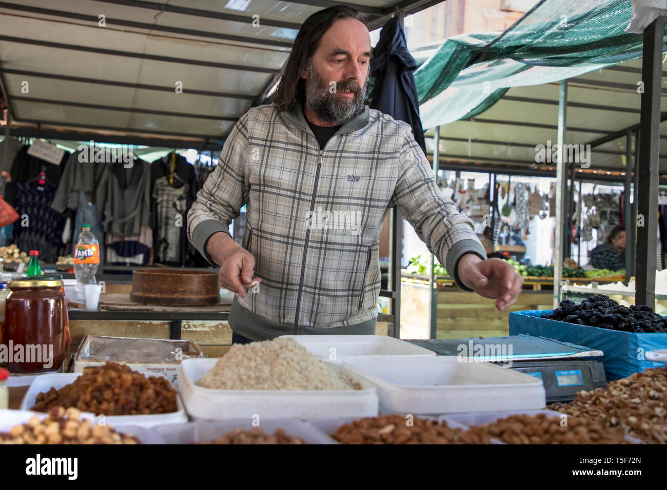 Man behind market stall hi-res stock photography and images - Alamy