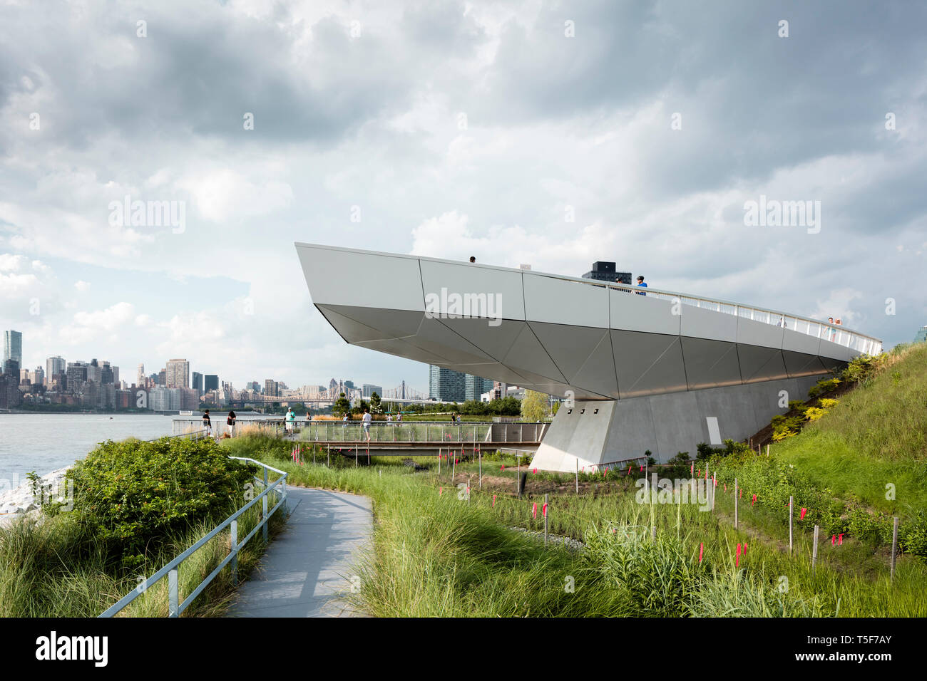 The Overlook, a 30-foot-high cantilevered platform. Hunters Point South ...
