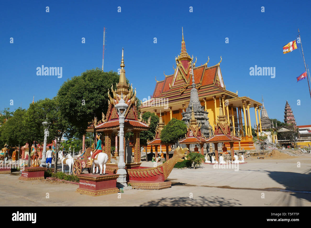 The stunning new temple of Wat Kampong Thom or Entri Sam Voreak Pagoda ...