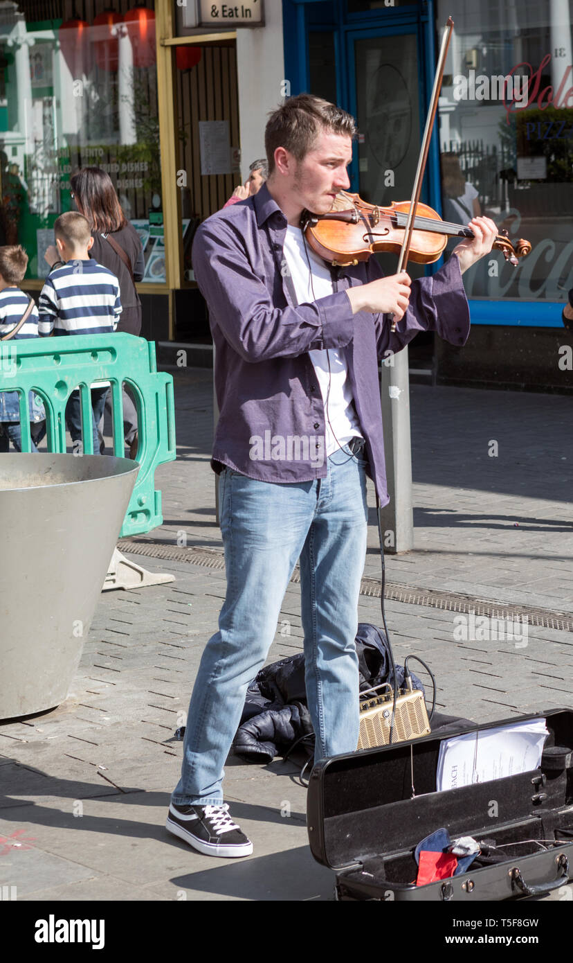 Man playing a violin hi-res stock photography and images - Alamy