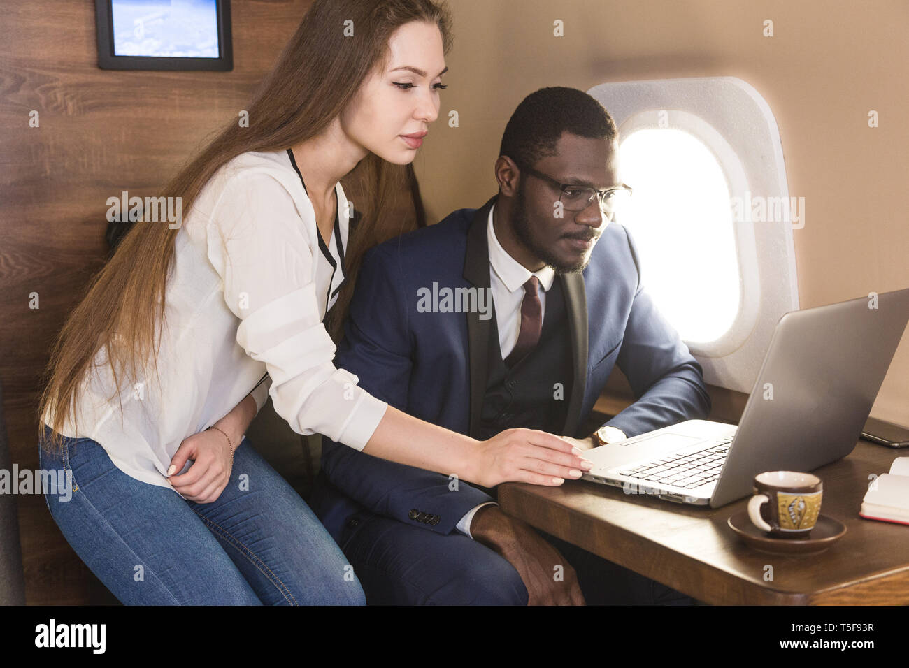 First class flight female hi-res stock photography and images - Alamy