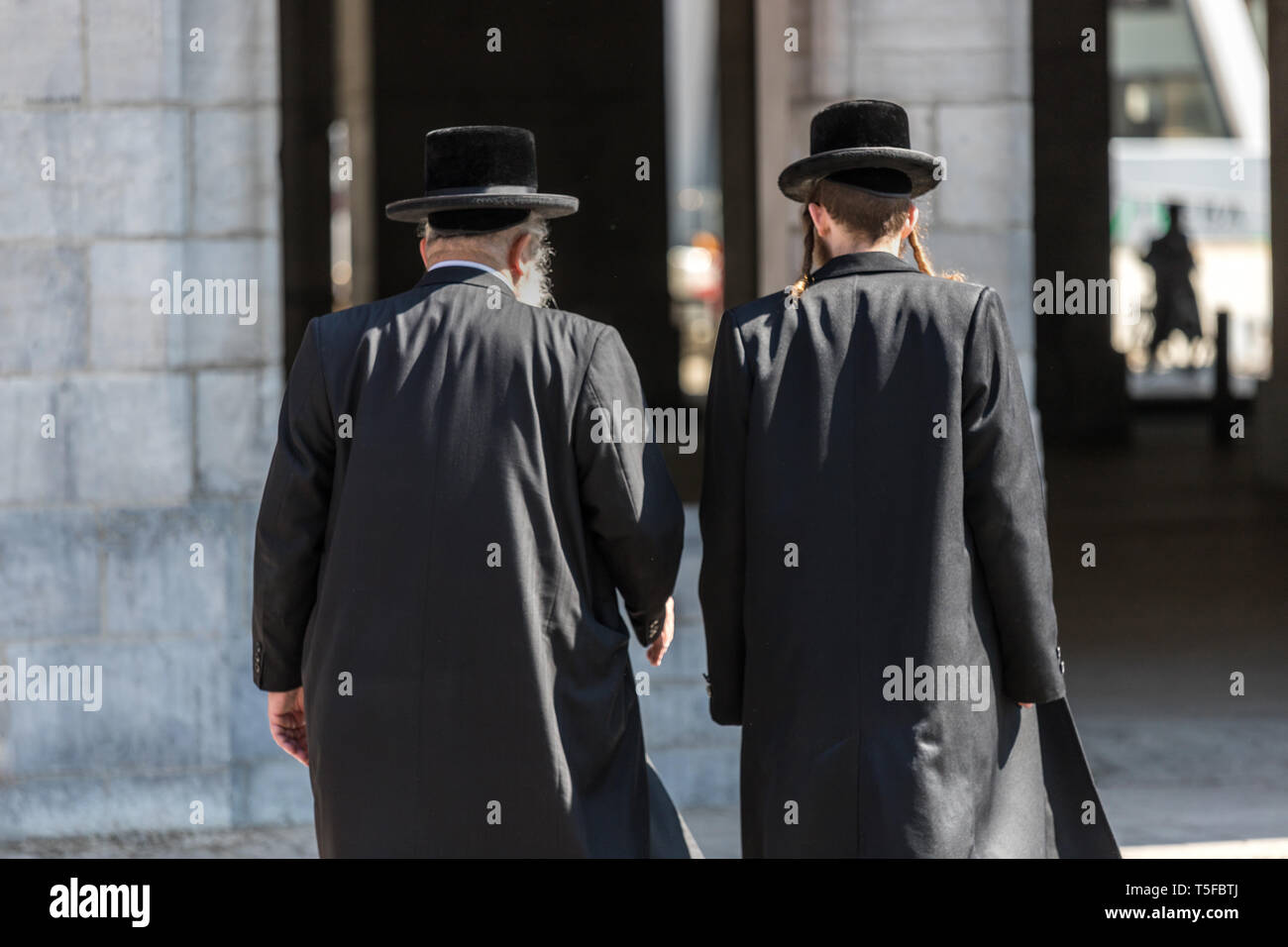Traditional jewish clothes hi-res stock photography and images - Alamy
