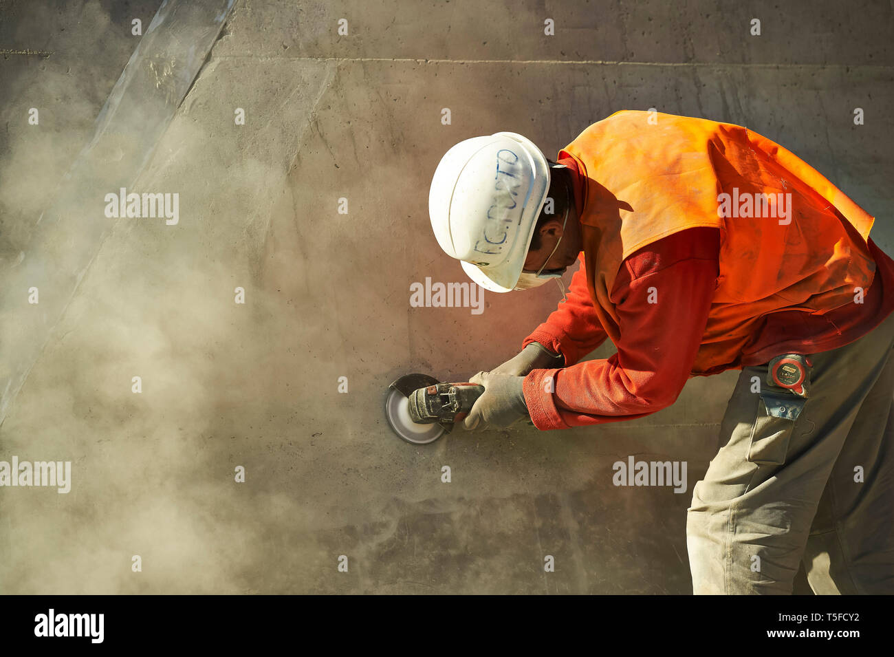 Worker sanding a wall *** Local Caption *** Stock Photo - Alamy