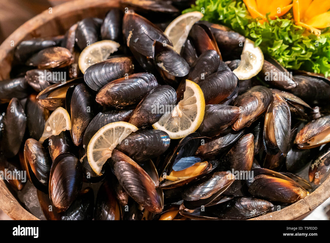 Black Mussel in Seafood on ice buffet bar Stock Photo - Alamy