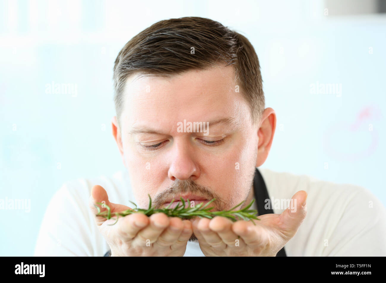 Head cook smelling fresh hi-res stock photography and images - Alamy
