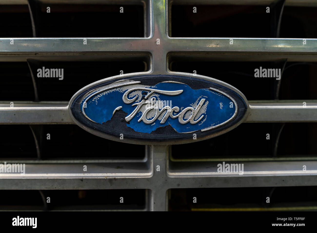 Ford emblem hi-res stock photography and images - Alamy