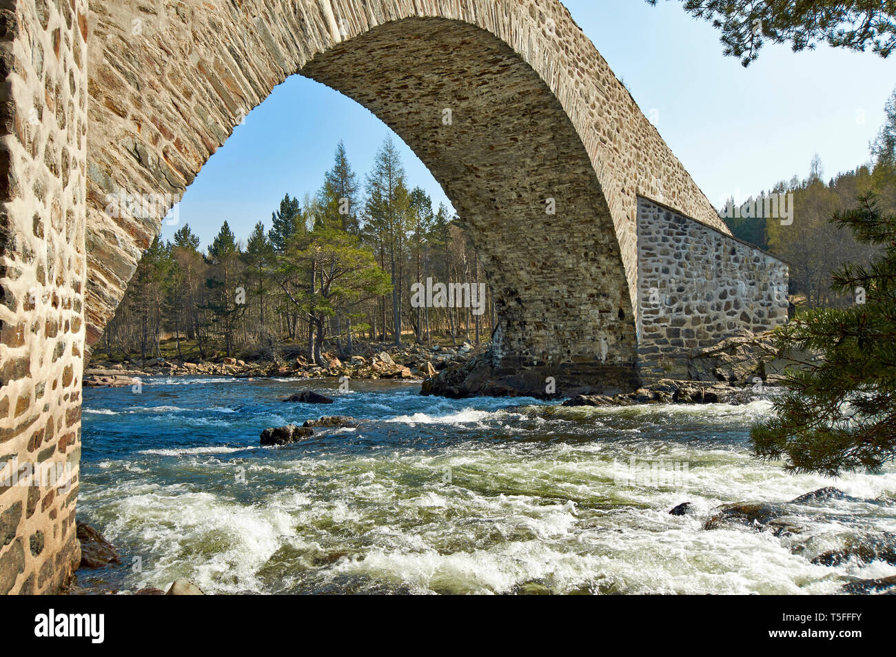 INVERCAULD BRIDGE OR BRIG O' DEE ABERDEENSHIRE SCOTLAND THE RIVER DEE ...